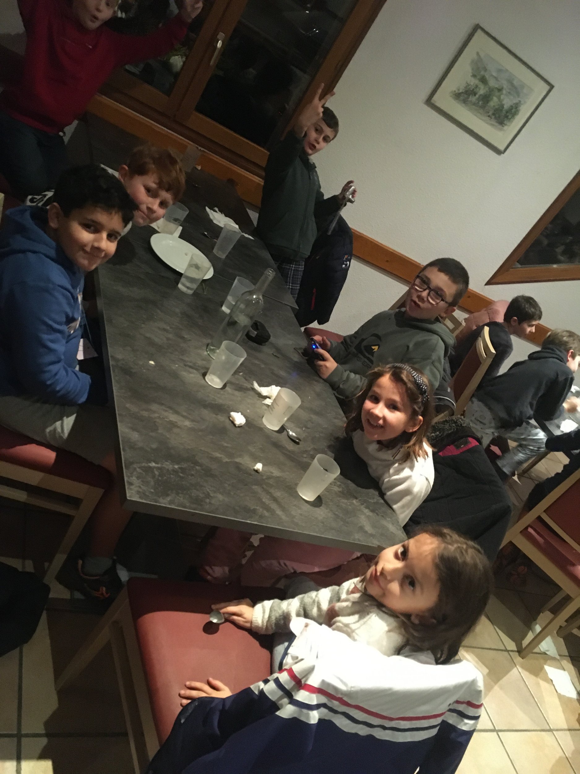 Durant les repas, tout le monde se sert et... - Classe de neige 2026 ...