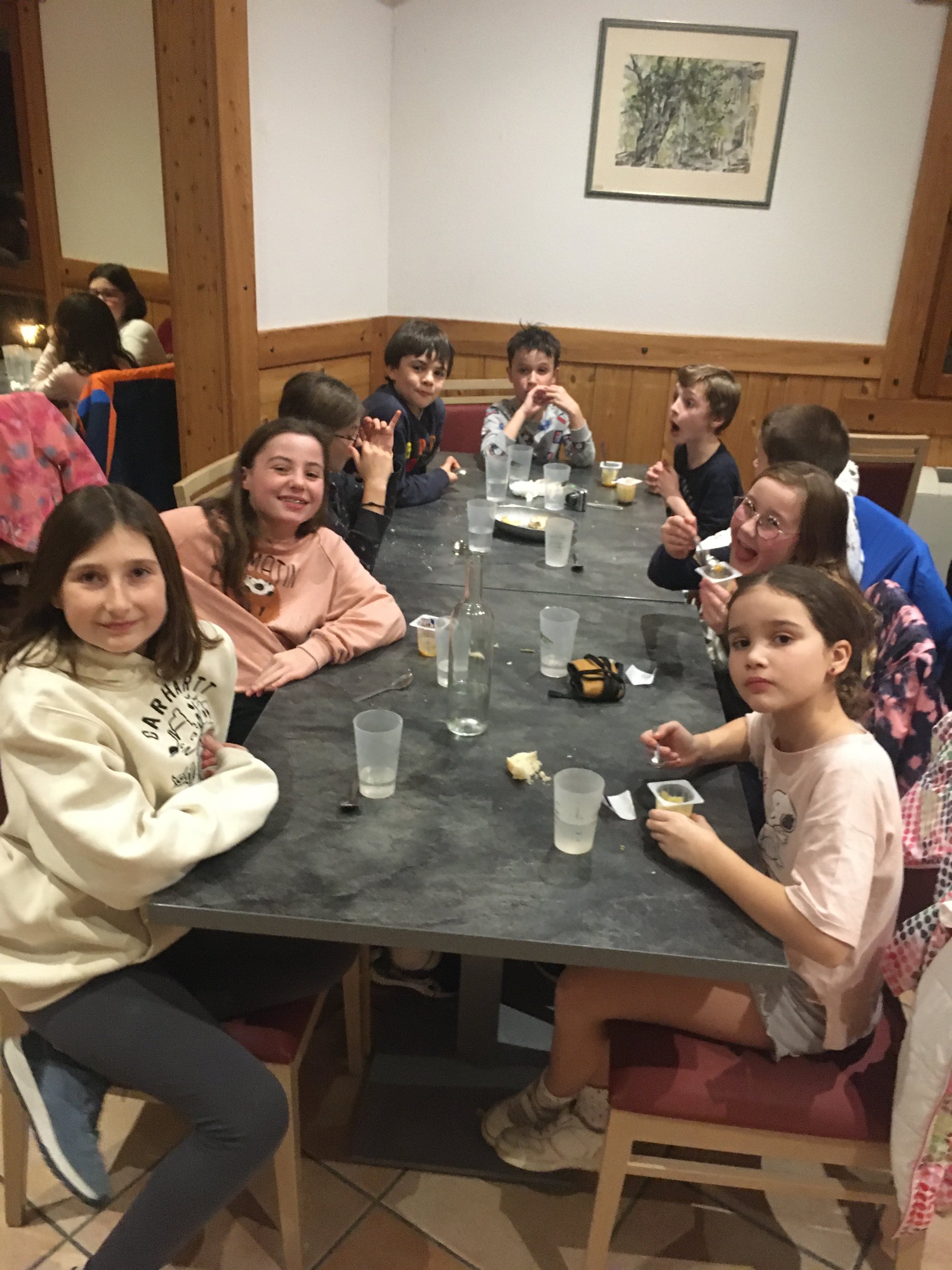 Durant les repas, tout le monde se sert et... - Classe de neige 2026 ...